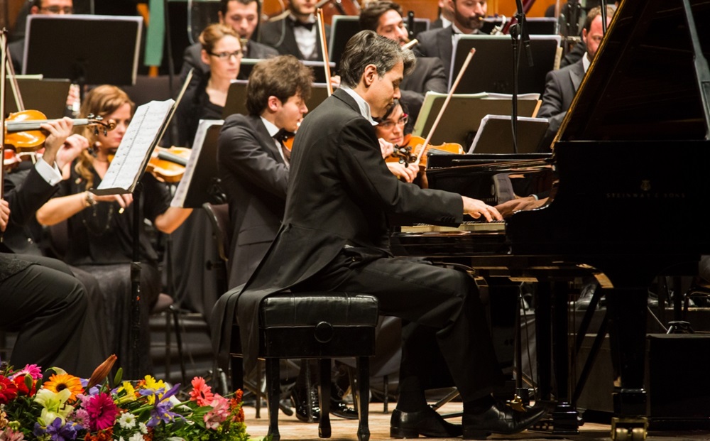 Si chiama Pietro De Maria e nella vita suona il pianoforte - AGENDA VIAGGI