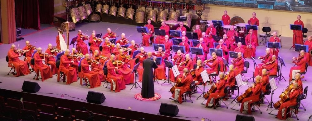 Il maestro Shi Wule con la più grande orchestra di monaci Chan del ...