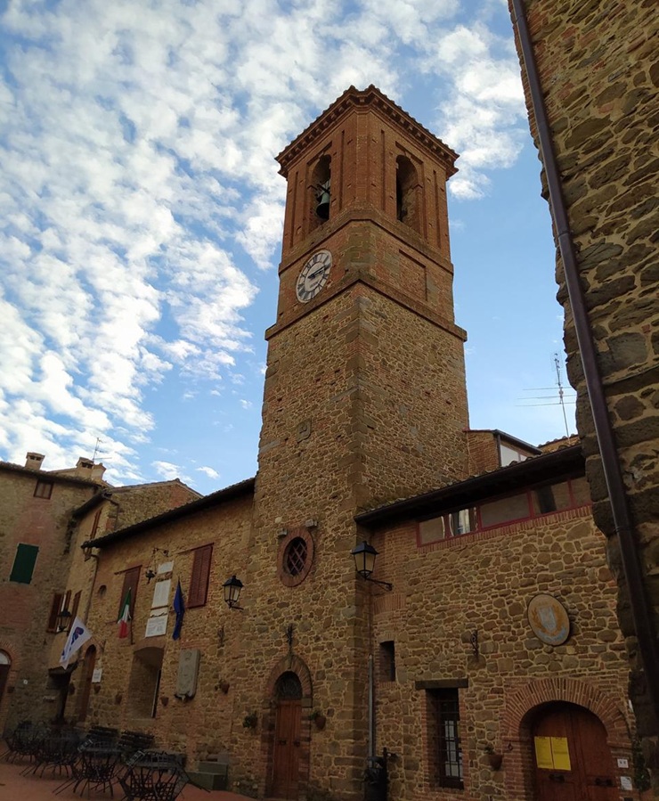 Paciano, il borgo dove volano gli ombrelli e i sogni - AGENDA VIAGGI