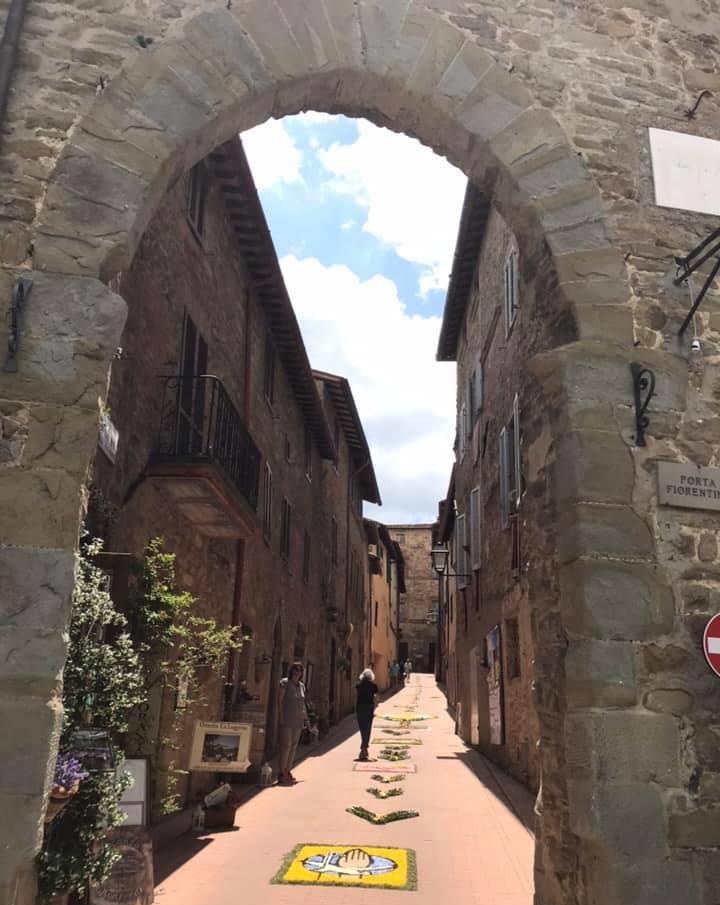 Paciano, il borgo dove volano gli ombrelli e i sogni - AGENDA VIAGGI
