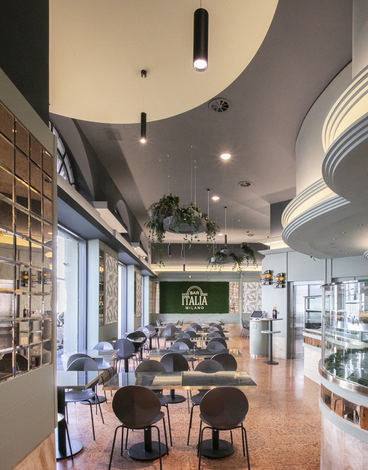 Bar Italia Milano: il nuovo restyling con il verde verticale di Benetti ...